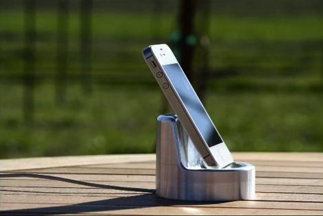 The Stand iPhone dock looks pretty sleek | Ubergizmo