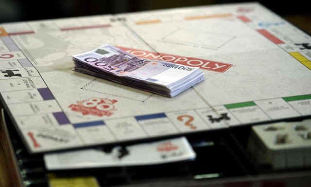 Monopoly Sets To Arrive With Real World Money | Ubergizmo